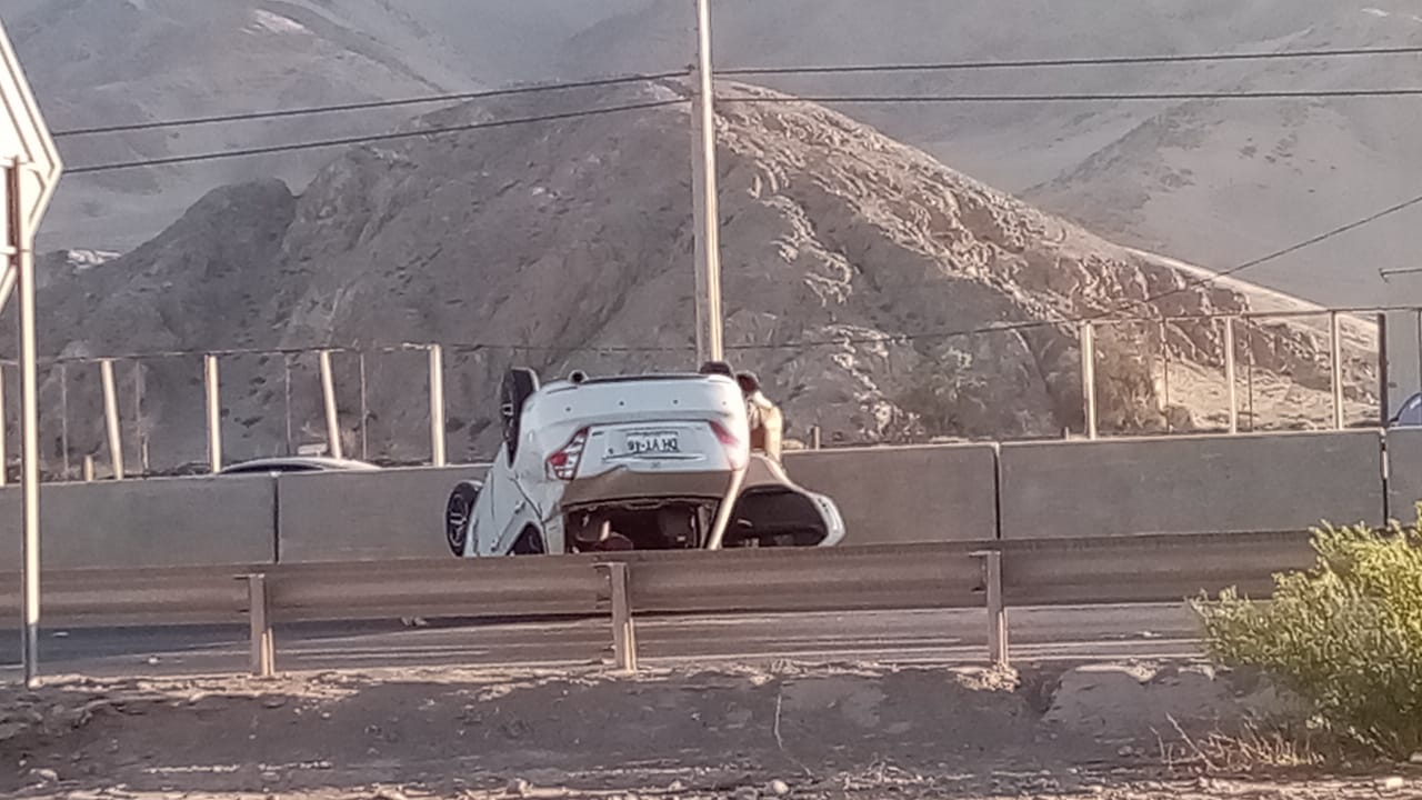 Colisión y volcamiento dejó a dos personas lesionadas en Copiapó ...