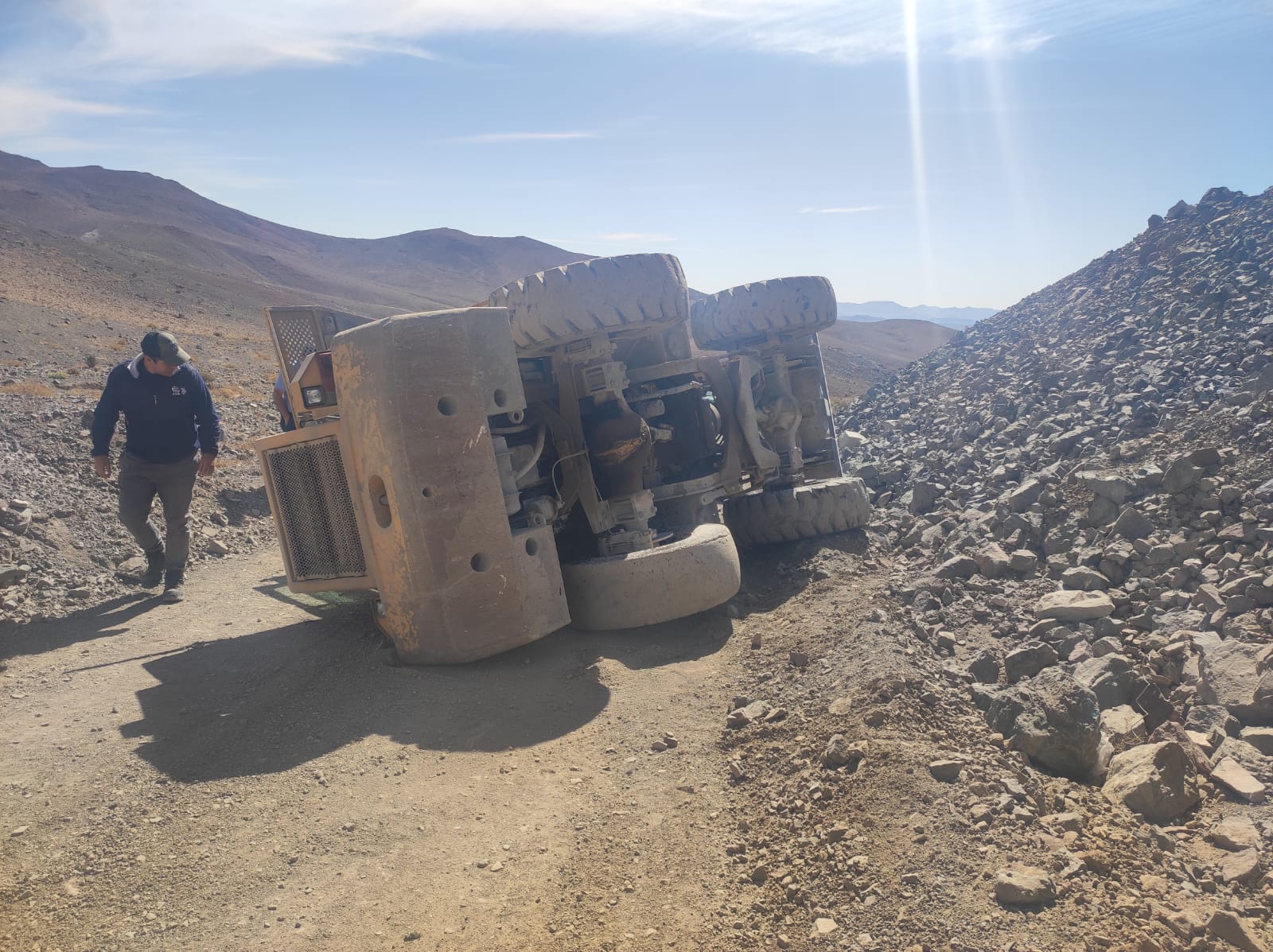 Actualización | Maquinaria pesada volcó en faena minera falleciendo su ...