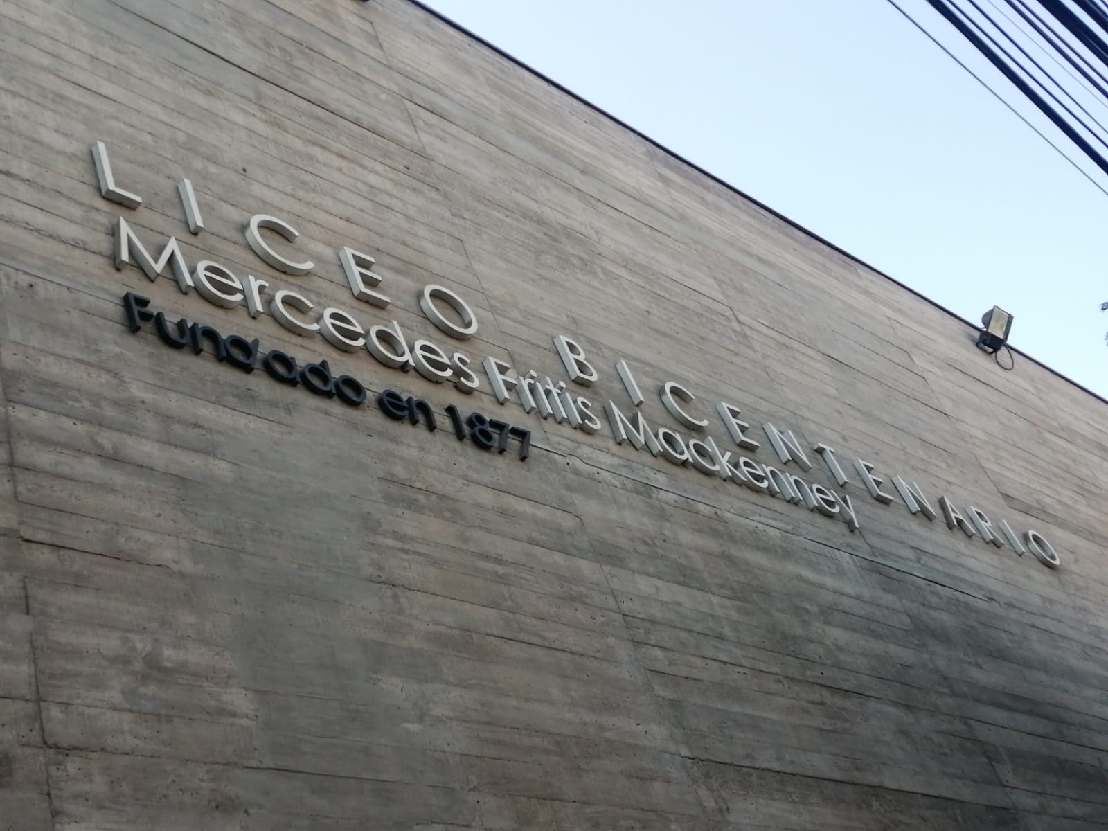 (Video) Apoderada se encadenó en la entrada del Liceo Mercedes Fritis ...