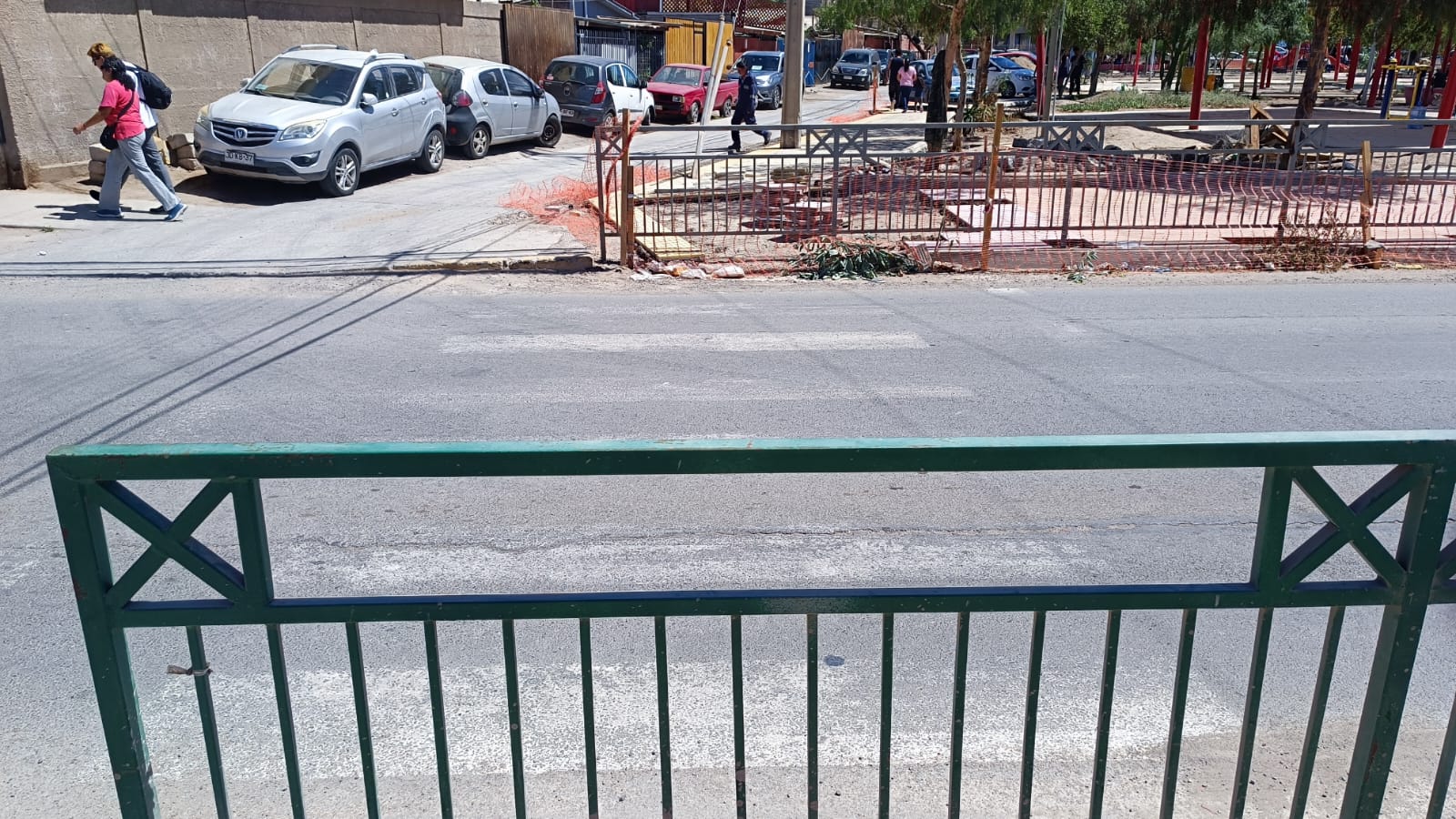 Video | ¡Insólito! Instalan rejas frente a paso de cebra en las ...