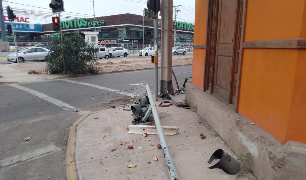 Semáforo quedó totalmente destruido tras accidente de tránsito en ... Semáforo quedó totalmente destruido tras accidente de tránsito en ...