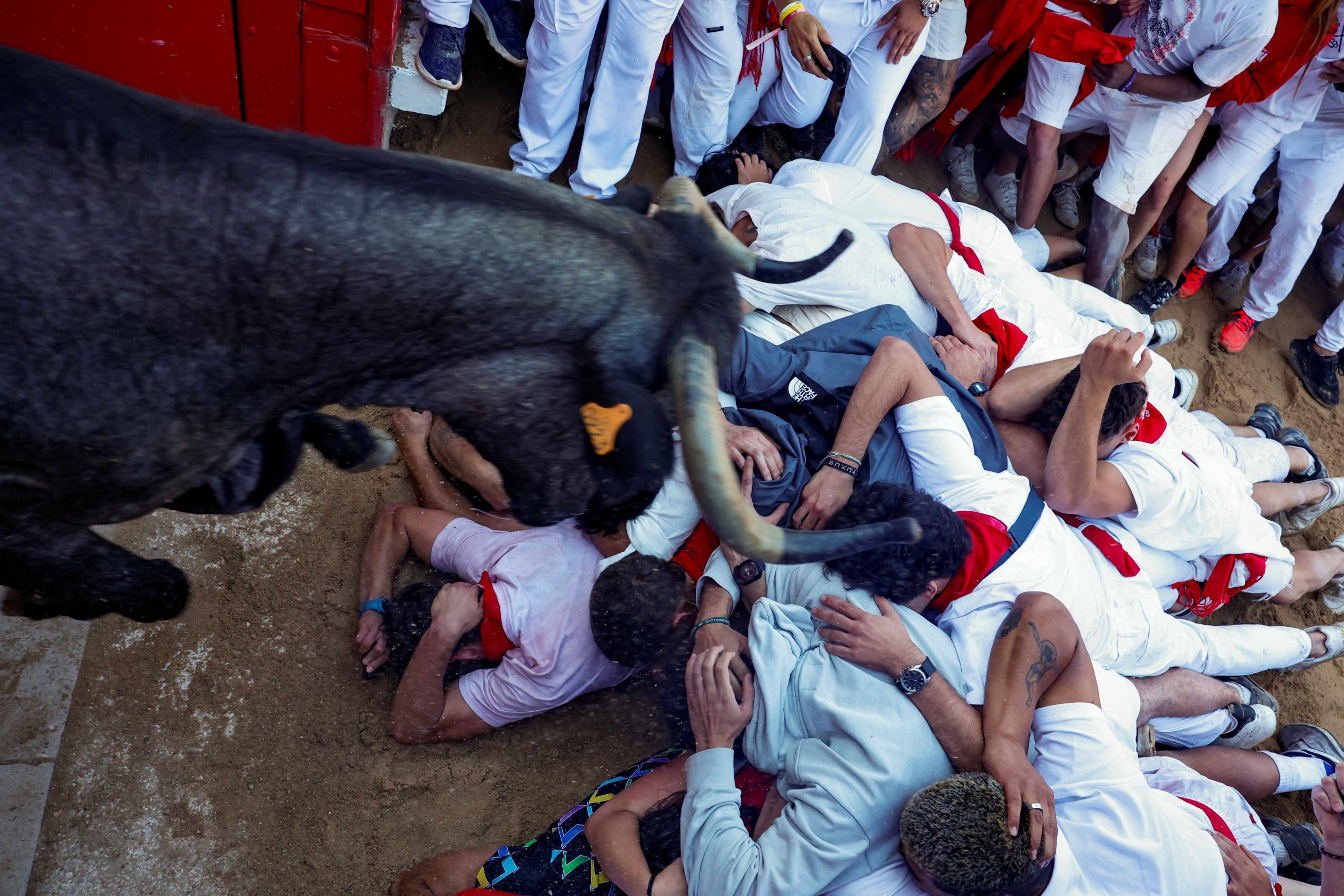 Seis heridos en el primer encierro de toros de San Fermín en España ... Seis heridos en el primer encierro de toros de San Fermín en España ...