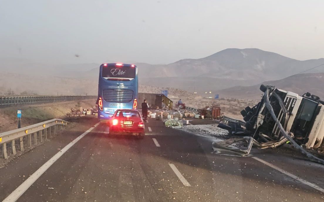 Volcamiento de camión al sur de Vallenar dejó a dos personas con ...