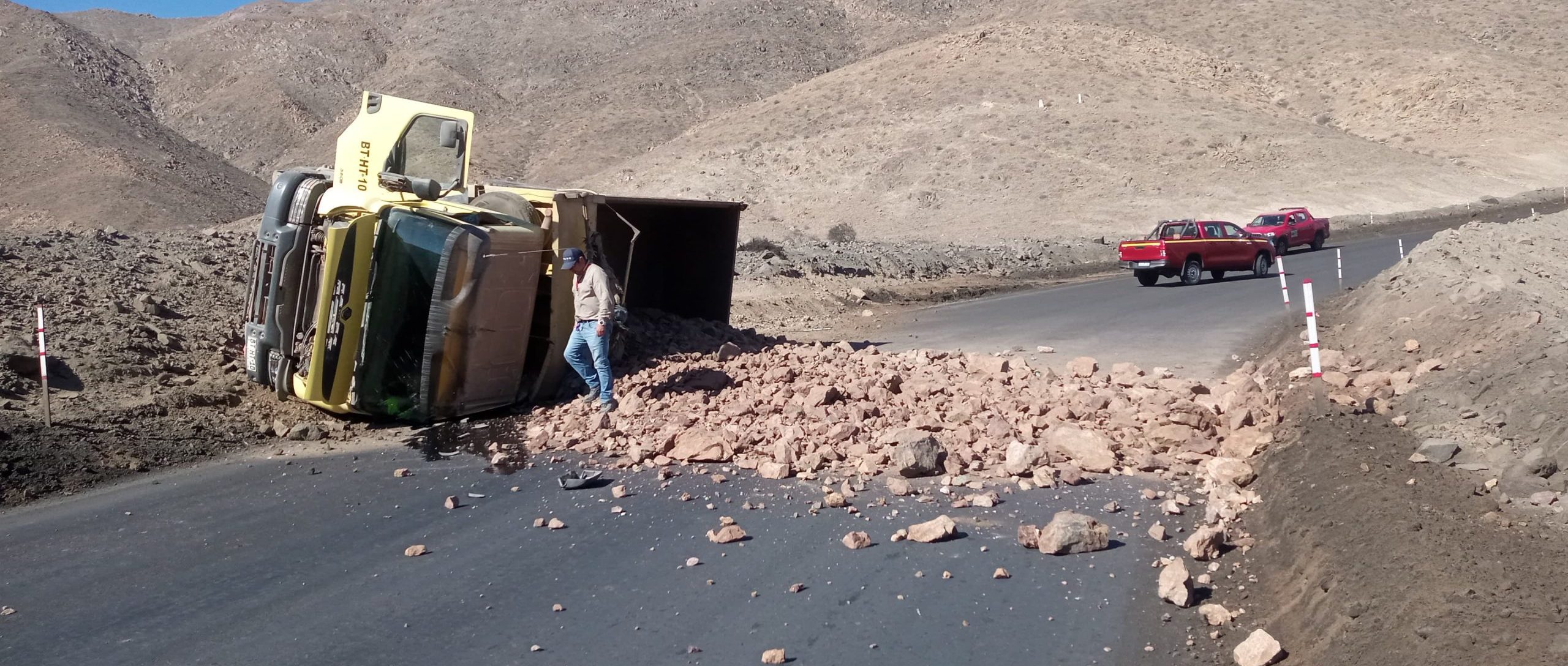 Camión con ripio volcó en la Ruta C-397, que conecta a Tierra Amarilla ...