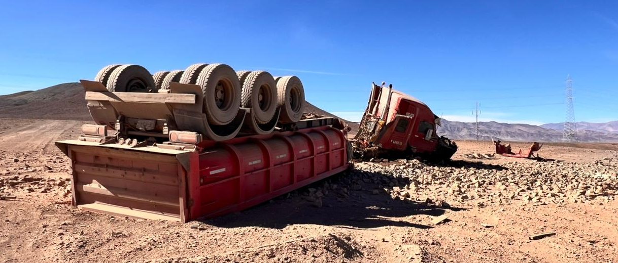 Camión volcó en la ruta C-17, en las cercanías de Inca de Oro ...