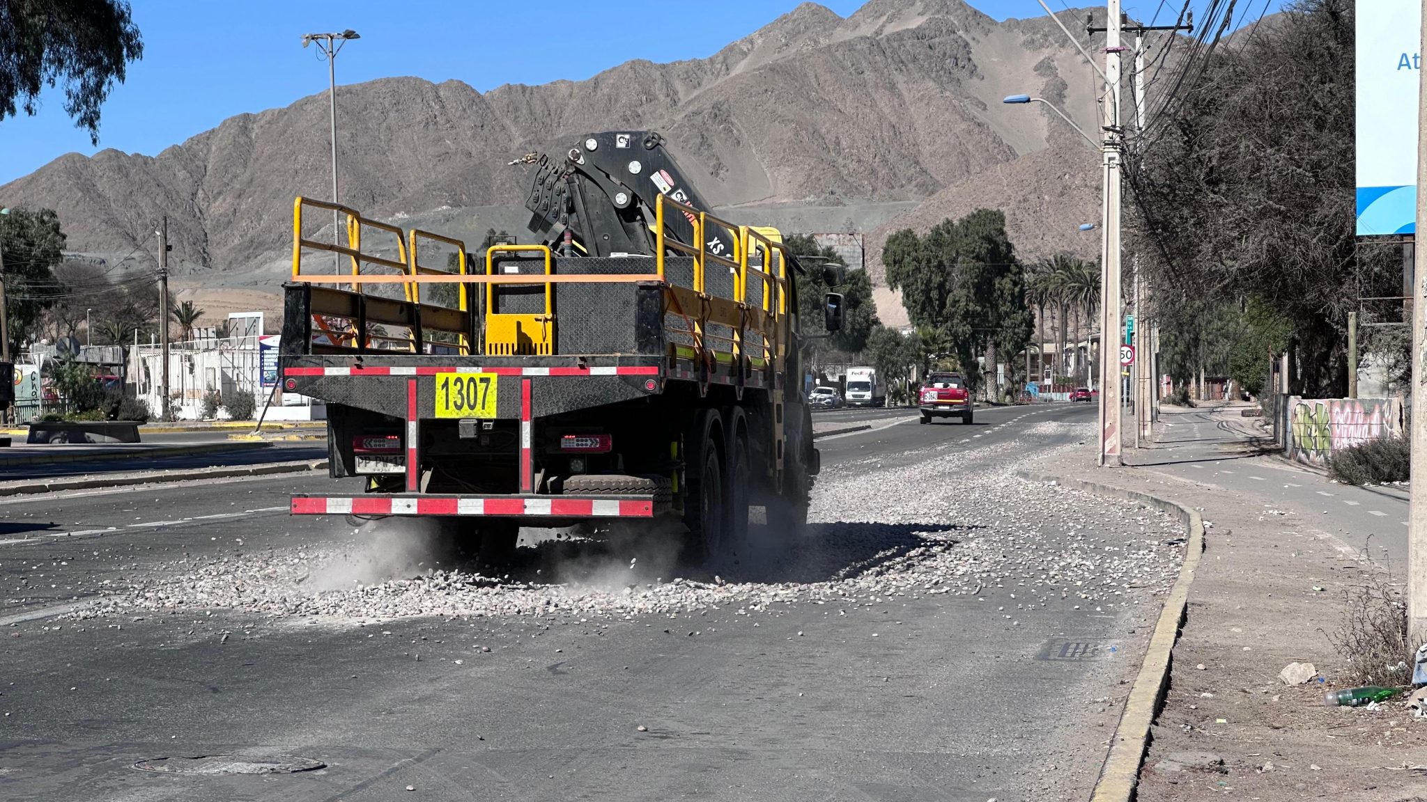 Camión derramó ripio en plena Avenida Copayapu y generó complicaciones ...